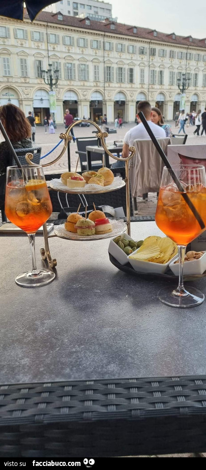 Un aperitivo dal salotto di Torino....piazza S. Carlo !… - Facciabuco.com
