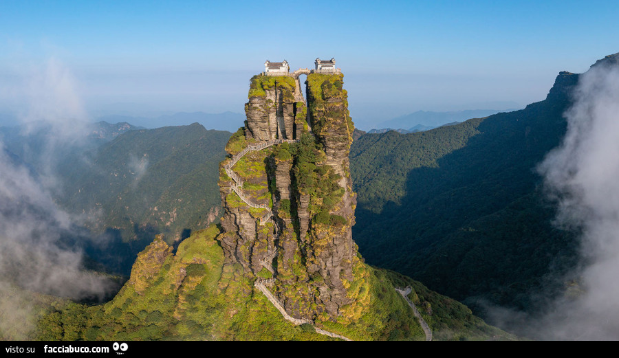 Il Monte Fanjing si erge a più di 100 metri sopra il paesaggio ...
