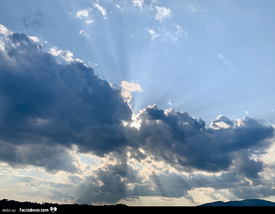 C'è sempre un raggio di sole nascosto tra le nuvole.?… - Facciabuco.com
